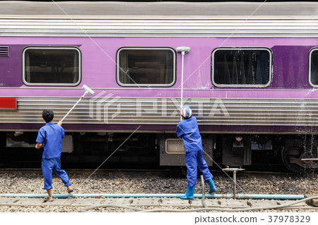 Cleaner do the cleaning at the train - Stock Photo [37978329] - PIXTA