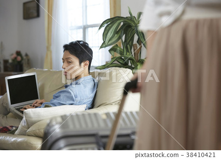 Wife going out home - Stock Photo [38410421] - PIXTA