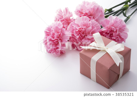 Pink carnation and brown gift box - Stock Photo [38535321] - PIXTA