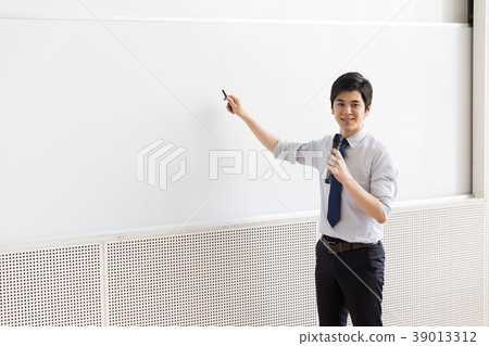 Men giving a presentation - Stock Photo [39013312] - PIXTA