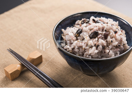 A bowl of rice 16 grain rice - Stock Photo [39030647] - PIXTA