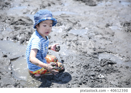 Children enjoying clamor hunting - Stock Photo [40612398] - PIXTA