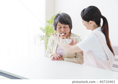 Care senior woman hospital helper carer - Stock Photo [40710461] - PIXTA