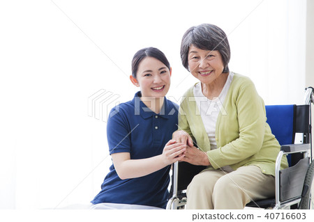 Care senior woman hospital helper carer - Stock Photo [40716603] - PIXTA