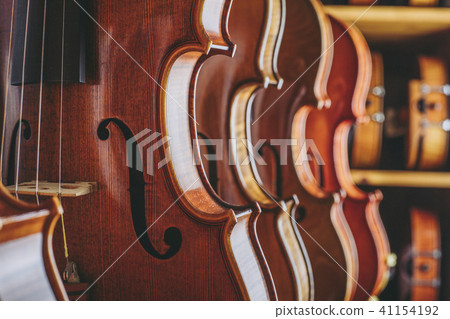 Multiple violins - Stock Photo [41154192] - PIXTA