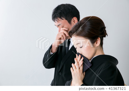 A female crying man and woman - Stock Photo [41367321] - PIXTA