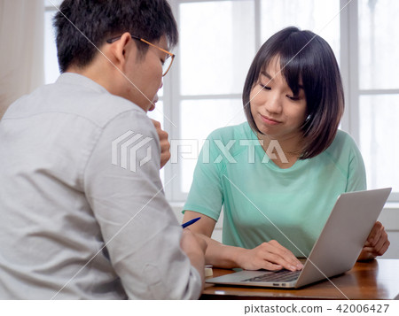 Two Young People Discussing Issues in Cafe - Stock Photo [42006427] - PIXTA