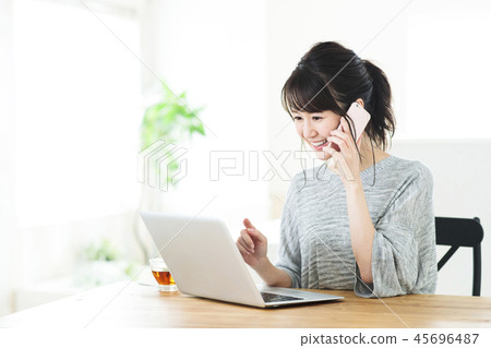 Woman Living PC Telework SOHO Lifestyle - Stock Photo [45696487] - PIXTA