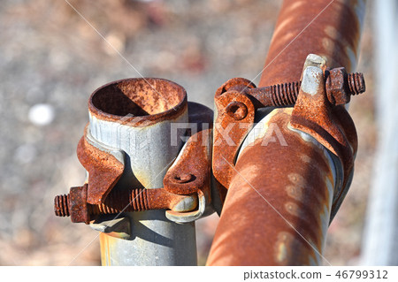 Quick Release Pipe Clamps And Brackets