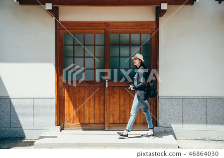tourist walking pass by the wooden door-照片素材（圖片） [46864030] - PIXTA圖庫