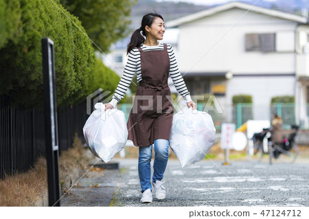 A woman holding a garbage bag - Stock Photo [47124712] - PIXTA