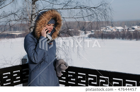 Woman in blue down jacket with fur hood calling...-照片素材（圖片） [47644457 ...