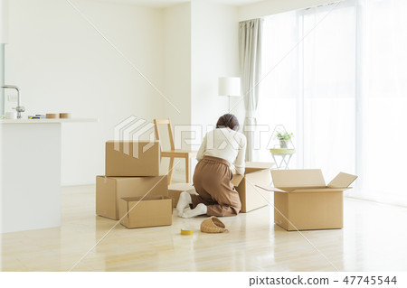 Women in moving work - Stock Photo [47745544] - PIXTA