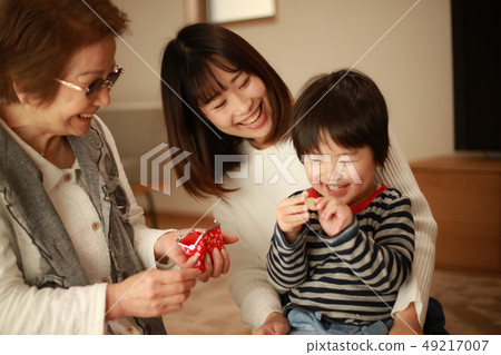 Boy receiving money - Stock Photo [49217007] - PIXTA