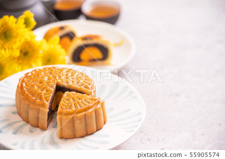 Mid-Autumn Festival Moon cake Geppei - Stock Photo [55905574] - PIXTA