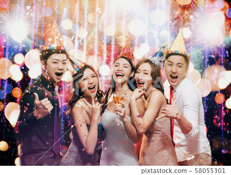 happy young group enjoy birthday party in night-照片素材（圖片） [58055301 ...