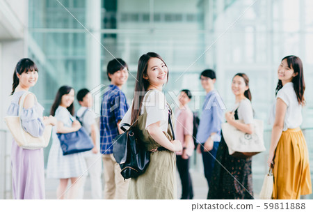Many college students looking back - Stock Photo [59811888] - PIXTA