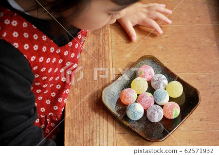 Snack time-girl trying to eat candy - Stock Photo [62571932] - PIXTA