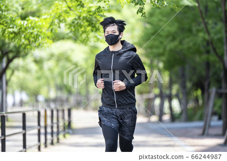A man jogging while wearing a mask - Stock Photo [66244987] - PIXTA