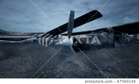 Rusty and broken planes stand in a field...-插圖素材 [67560148] - PIXTA圖庫