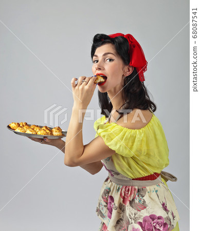 Beautiful woman with yummy biscuits. - Stock Photo [68087541] - PIXTA