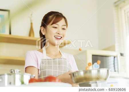 Women sticking to cooking - Stock Photo [68910606] - PIXTA