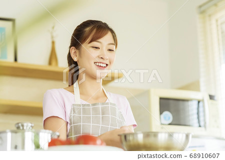 Women sticking to cooking - Stock Photo [68910607] - PIXTA