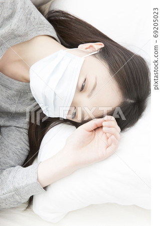 A woman with poor health - Stock Photo [69205023] - PIXTA