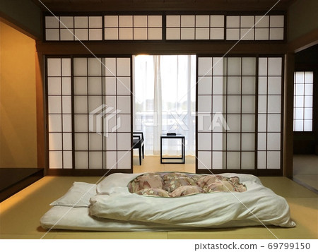 A traditional Japanese bedding in a room. - Stock Photo [69799150] - PIXTA