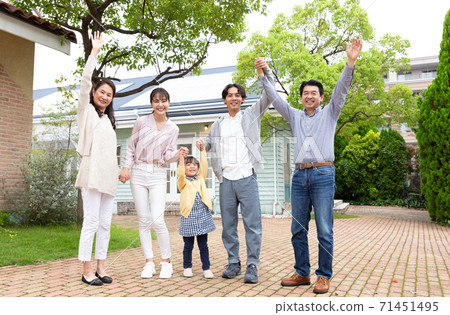 Good friend 3 generations family - Stock Photo [71451495] - PIXTA