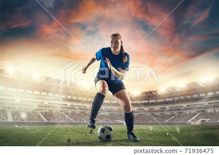 Female football or soccer player at stadium -...-插圖素材 [71936475] - PIXTA圖庫