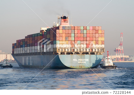A view of a cargo ship berthing at the... - Stock Photo [72228144] - PIXTA