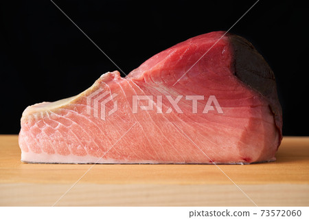 Tuna block on a cutting board - Stock Photo [73572060] - PIXTA
