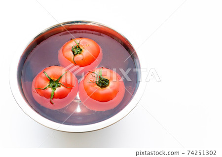 Tomatoes floating on the water - Stock Photo [74251302] - PIXTA