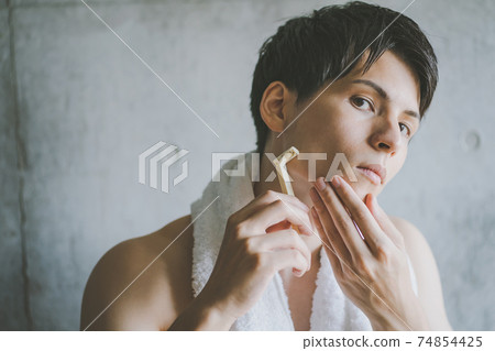 Shave with a T-shaped razor - Stock Photo [74854425] - PIXTA