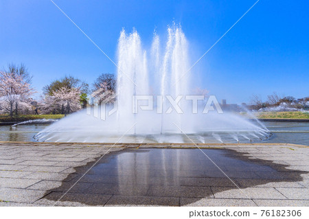 Fountain reflected in water - Stock Photo [76182306] - PIXTA