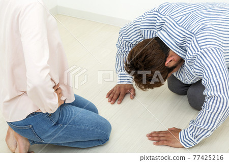 A man who apologizes in Dogeza - Stock Photo [77425216] - PIXTA