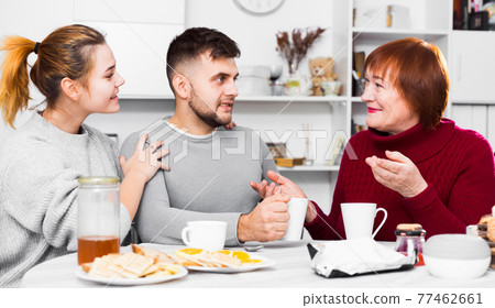 Happy family over cup of coffee at home-照片素材（圖片） [77462661] - PIXTA圖庫