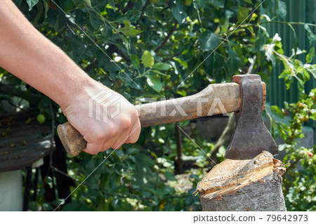 Close-up yog hand with axe cutting a log. - Stock Photo [79642973] - PIXTA
