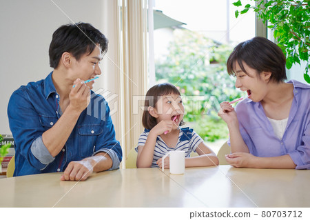 A young family practicing brushing teeth - Stock Photo [80703712] - PIXTA