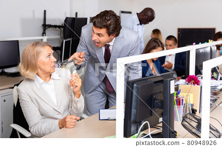 Annoyed boss scolding mature female subordinate...-照片素材（圖片） [80948926 ...