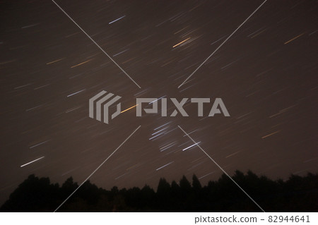 Night view of flowing stars - Stock Photo [82944641] - PIXTA