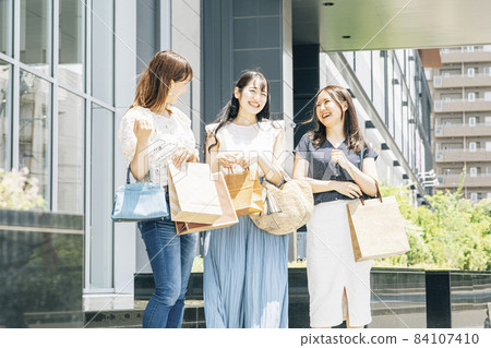 喜歡購物的女性-照片素材（圖片） [84107410] - PIXTA圖庫