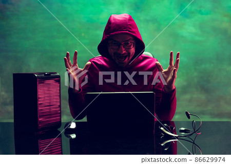 Portrait of man, computer geek, hacker working...-照片素材（圖片） [86629974 ...