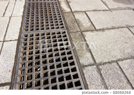 Gutter lid, sidewalk, stone pavement, up - Stock Photo [88088268] - PIXTA