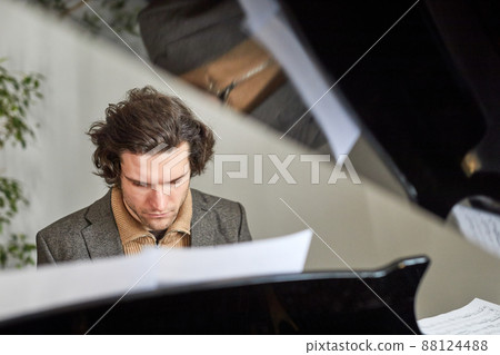 Composer composing the new music on piano-照片素材（圖片） [88124488] - PIXTA圖庫