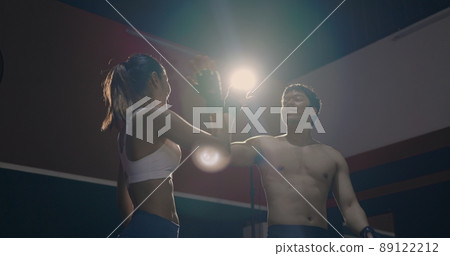 Boxer couple man and woman inside a boxing gym...-照片素材（圖片） [89122212 ...