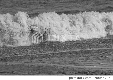 White waves crashing at the beach - Stock Photo [90044796] - PIXTA