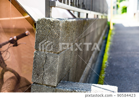 Cracking Cinder Block Fence Pictures Crack In Concrete Block Wall