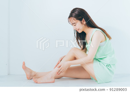 Leg skin care massage - Stock Photo [91289003] - PIXTA